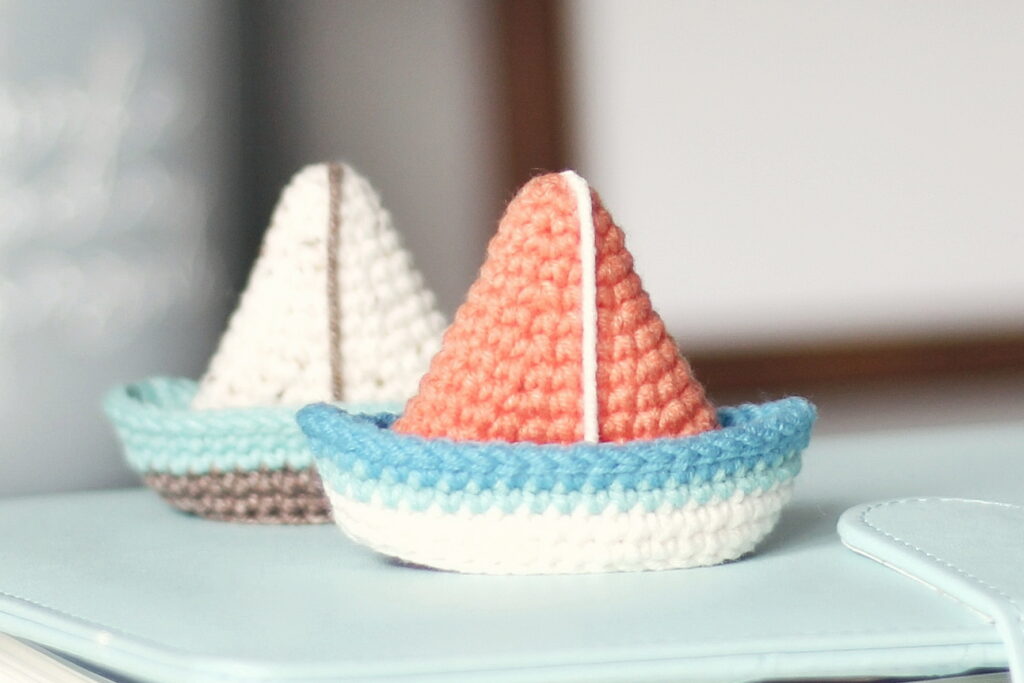 Free No-Sew crochet pattern “Boat & Sailboat” – Planet Piu